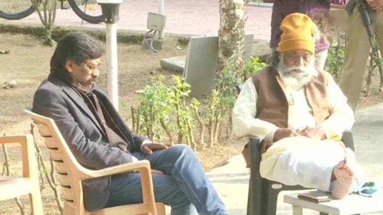 Jharkhand: Hemant Soren leads from both seats, seeks blessings from ...