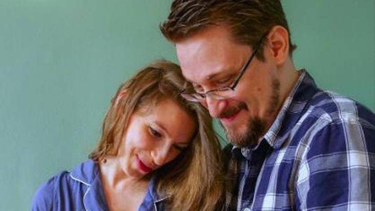 Edward Snowdens Wife To Also Apply For Russian Passport Lawyer