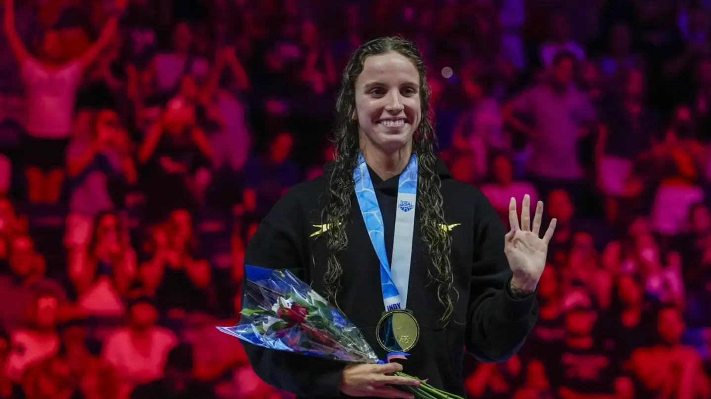 Regan Smith sets a world record in the 100 backstroke at the U.S ...