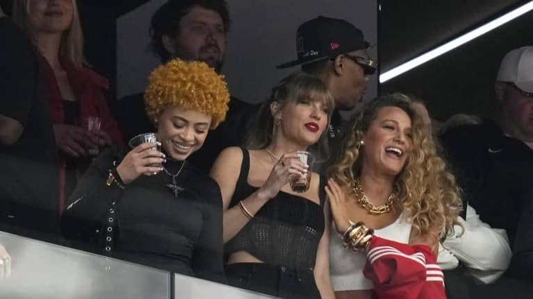 Taylor Swift Chugs Beer, Cheers For Boyfriend Travis Kelce At Super ...