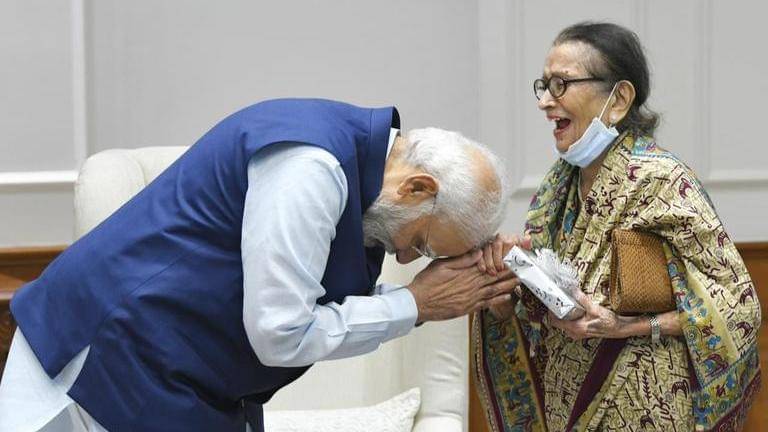 Army veteran's wife gives books penned by her husband to PM Modi ...