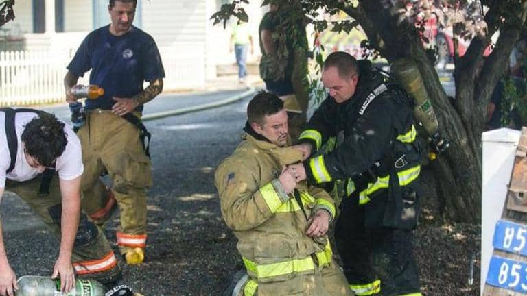 Texas firefighter stabbed while fighting blazes along interstate ...