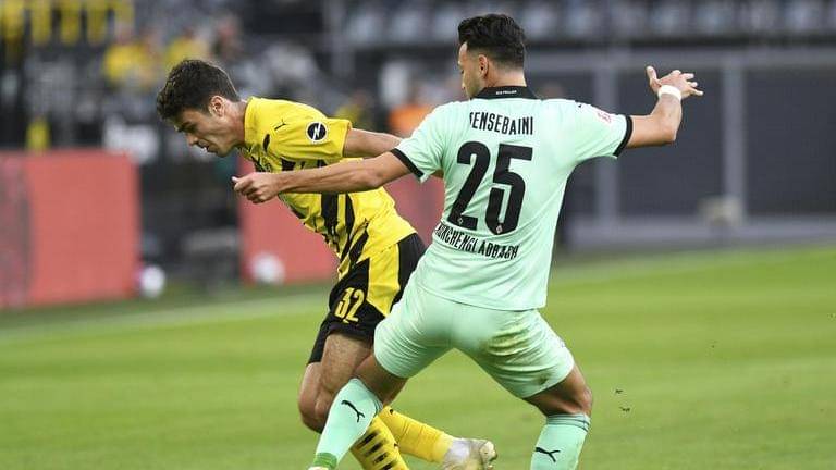 American midfielder Reyna, 17, gets his 1st Bundesliga goal | Republic ...