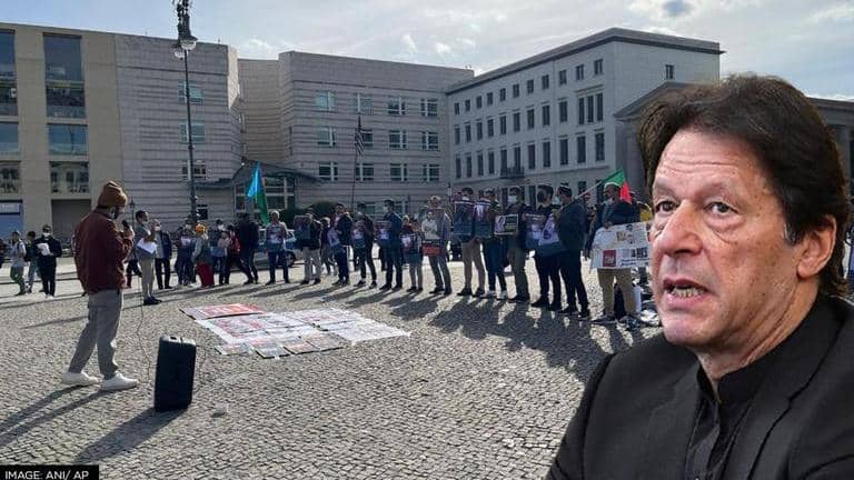 Germany: Baloch activists stage anti-Pakistan protest at Berlin Gate ...
