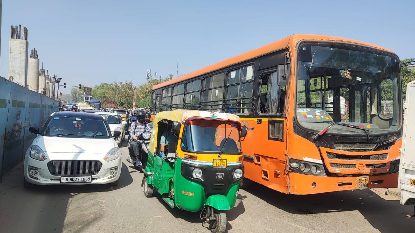 Traffic Affected on MB Road After 3 Buses Break Down in South Delhi ...
