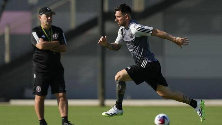 Lionel Messi takes to the practice field for 1st time since signing ...