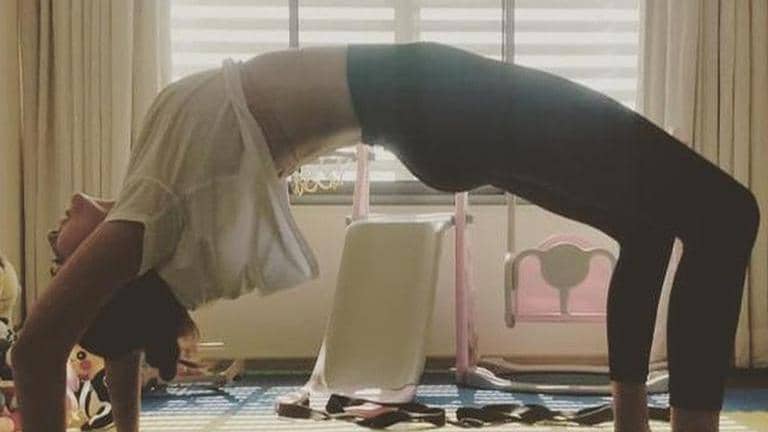 Anushka Sharma strikes yoga pose, gives a glimpse of daughter Vamika's ...