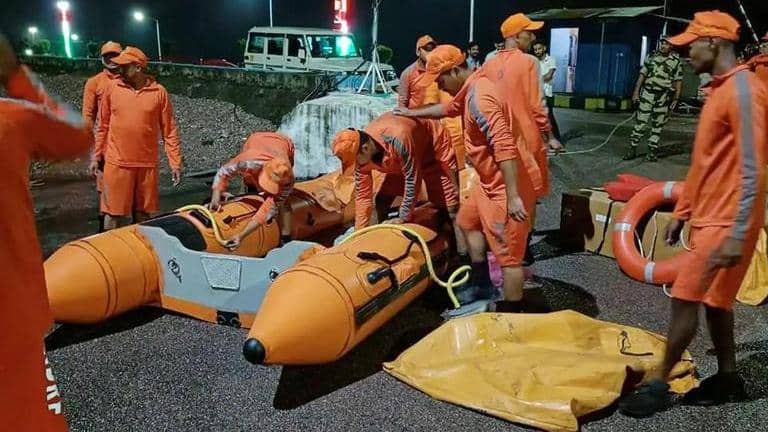 10 people, including 5 forest dept employees, trapped in Himachal's ...