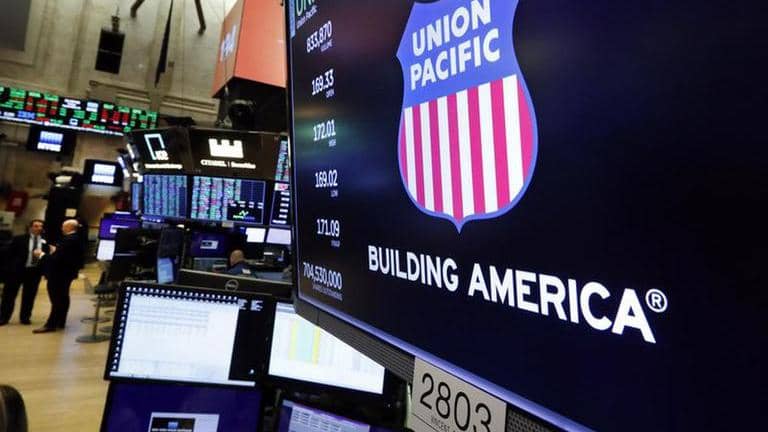 Profit, revenue slump at Union Pacific, but volume improves | Republic ...