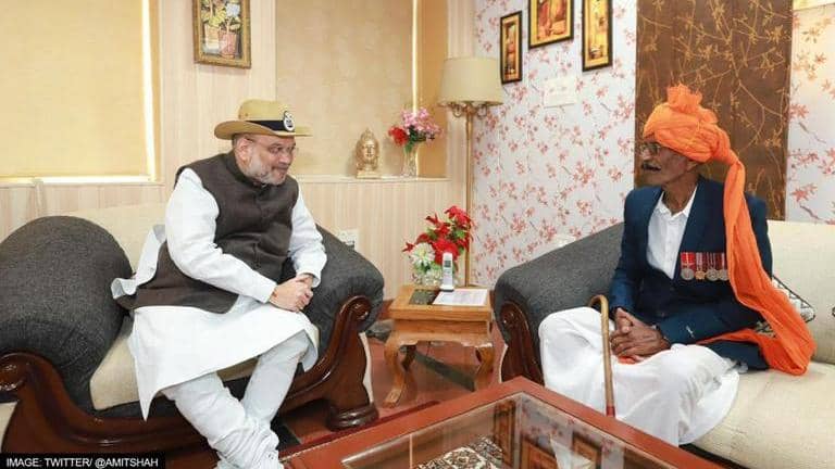 HM Amit Shah meets 1971 war veteran Bhairo Singh Rathore during ...