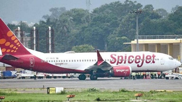 SpiceJet aircraft catches fire at Delhi Airport | Republic World