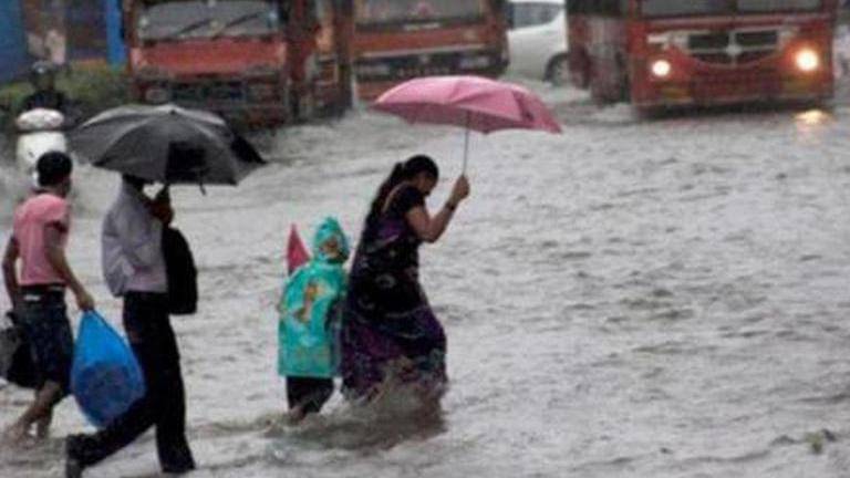 Heavy rains continue in Mumbai, suburbs; Powai lake overflows | Republic World