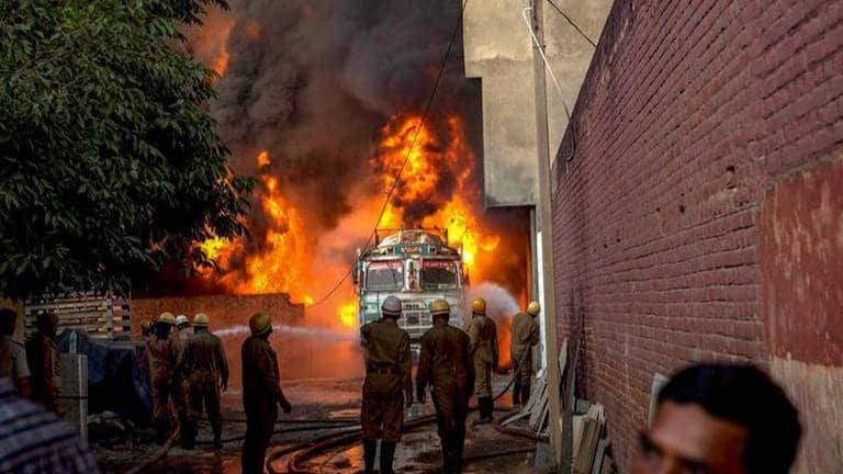 Fire at factory in Delhi's Bawana; 6 injured | Republic World
