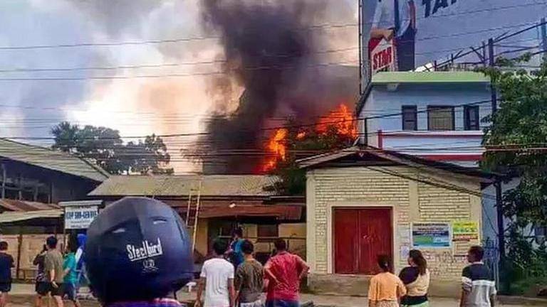 Manipur: Curfew relaxed in twin Imphal districts till noon on Monday | Republic World