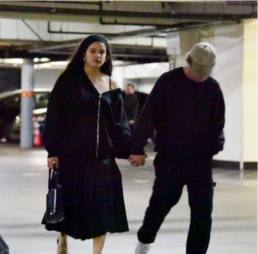 The Bear Star Jeremy Allen White Girlfriend Rosalía Hold Hands As They