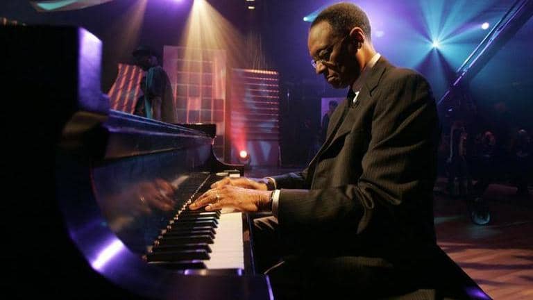 Renowned jazz pianist Ramsey Lewis passes away at the age of 86 ...