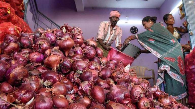 Govt decides to lift ban on onion exports | Republic World