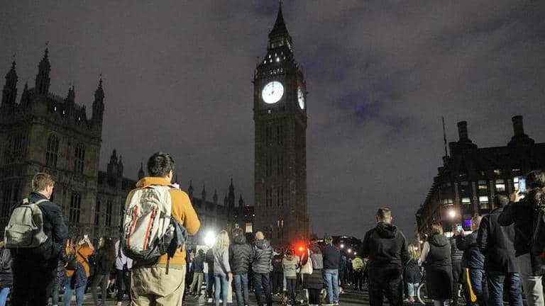 London and Manchester fall silent to remember Queen | Republic World
