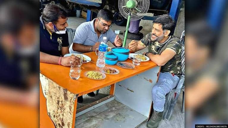 MS Dhoni captured enjoying food at a garage with old friends; pic goes ...