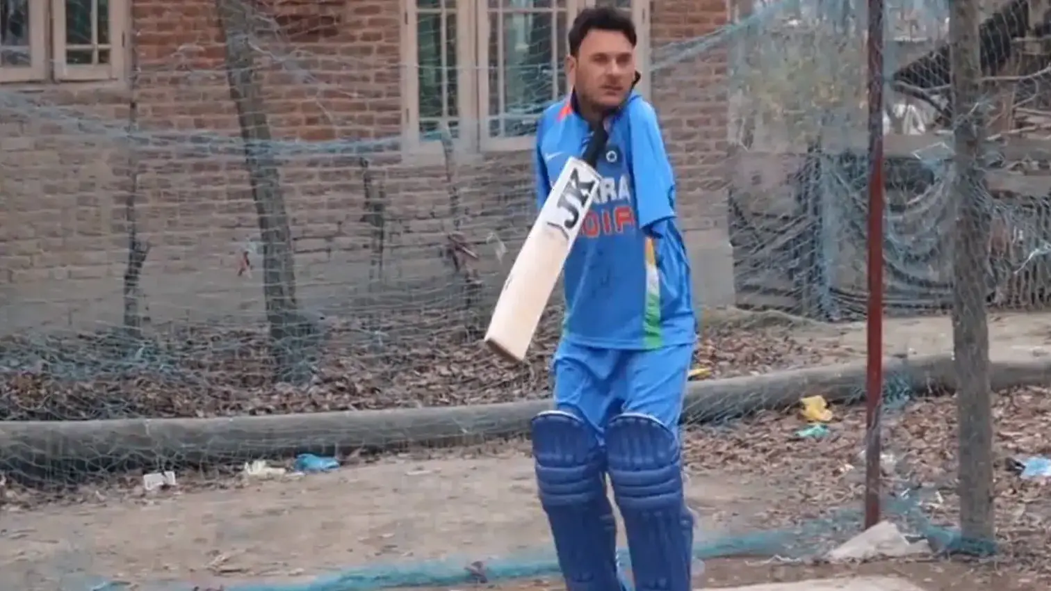 Jammu and Kashmir's para athlete plays cricket without both his arms ...
