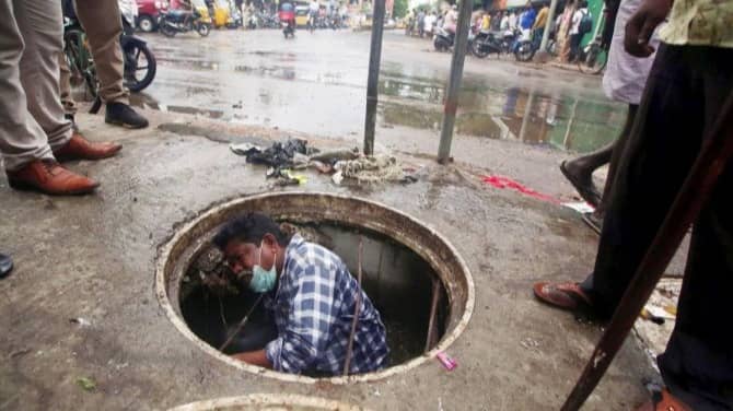 Delhi: 2 Men Went Inside Manhole in Search of Gold, Died of Toxic Gas ...
