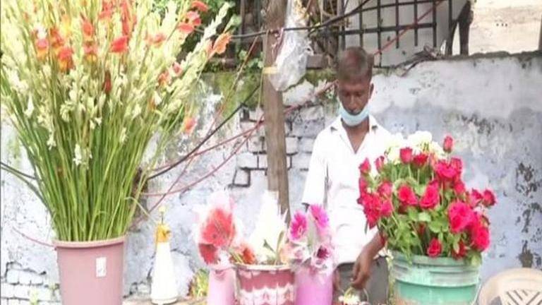 Lucknow flower seller snubs Chinese rakhis; sells handmade floral ...