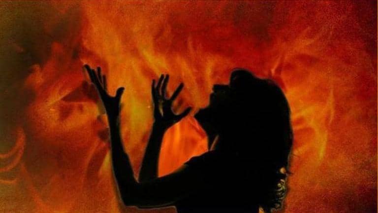 UP: Woman sets herself ablaze in Unnao, admitted in hospital with 70% ...