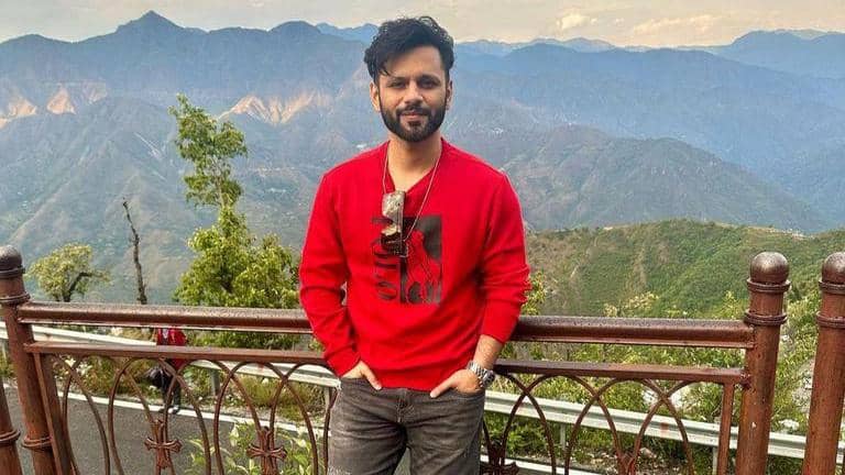 Rahul Vaidya bumps into his favourite Bollywood actress, shares photo ...