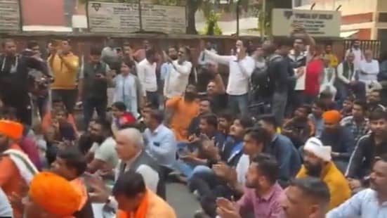 Inderlok Namaz Row: ‘Hanuman Chalisa’ Chanted Outside Police Headquarters in Support of SI Manoj ...