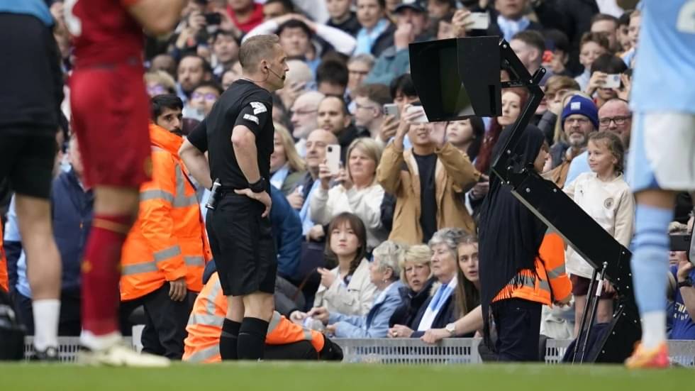 Premier League debuts ref cam during Manchester United vs Crystal ...