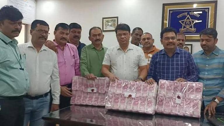 Thane crime branch cops bust fake currency note racket; Rs 8 crore ...