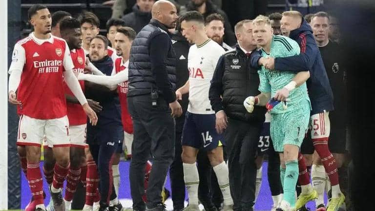Arsenal's goalkeeper playing with a broken knuckle ever since the WC ...