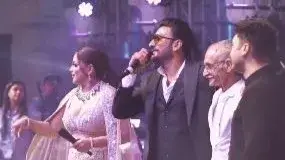 Ranveer joins elderly guest on stage for a dance | Republic World