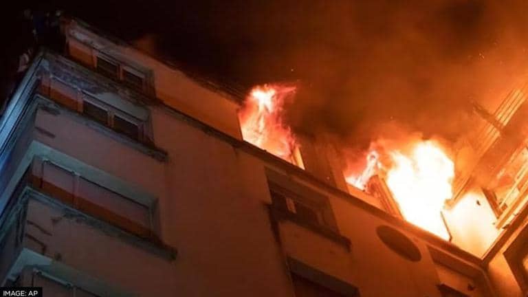 Fire, building collapse injures 28 people in Iraq's capital | Republic ...