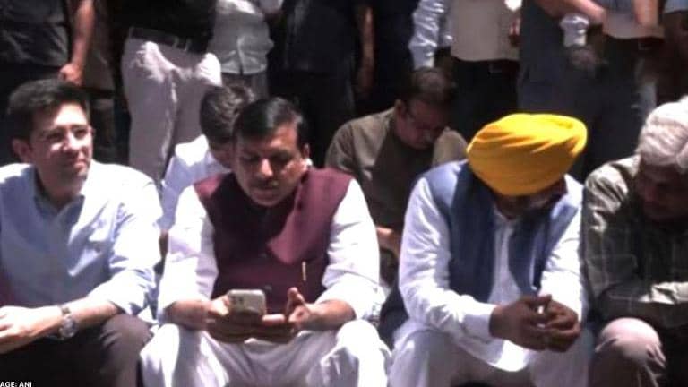 Delhi: AAP leaders, workers stage protest across delhi against CBI ...