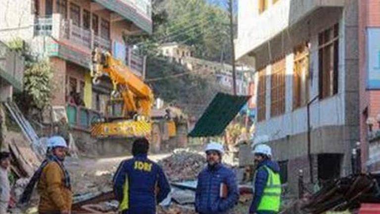 Demolition of unsafe buildings resumes in Joshimath; buildings with ... Demolition of unsafe buildings resumes in Joshimath; buildings with ...
