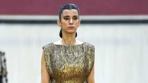 Saba Azad shows off dance moves on Lakme Fashion Week ramp, netizens ...