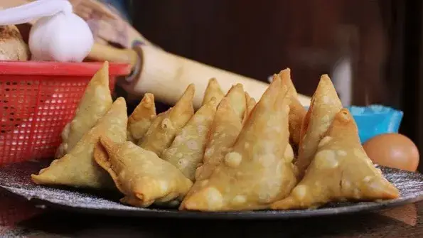 Pav Bhaji, Chowmein, Samosa, Vadav Pav: Exploring India's snacking ...
