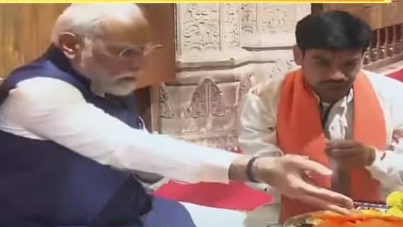 PM Modi Performs Darshan And Pooja at Shri Byet Dwarkadhish Temple ...