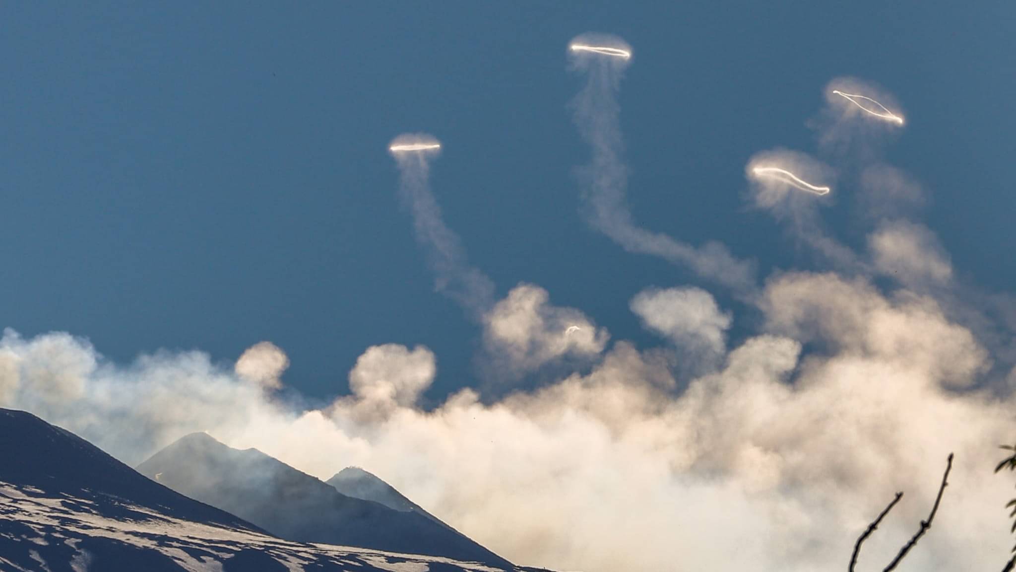Giant smoke rings rise from Mount Etna as Europe's biggest volcano ...
