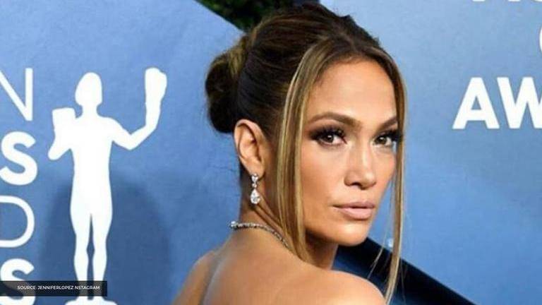 Jennifer Lopez involved in intense game of volleyball with Alex and ...