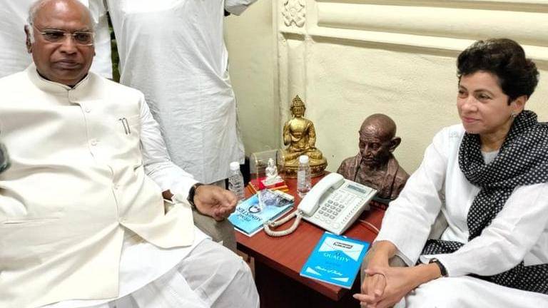 Congress neta tries to undo blurting out that Gandhi-Vadras 'chose ...