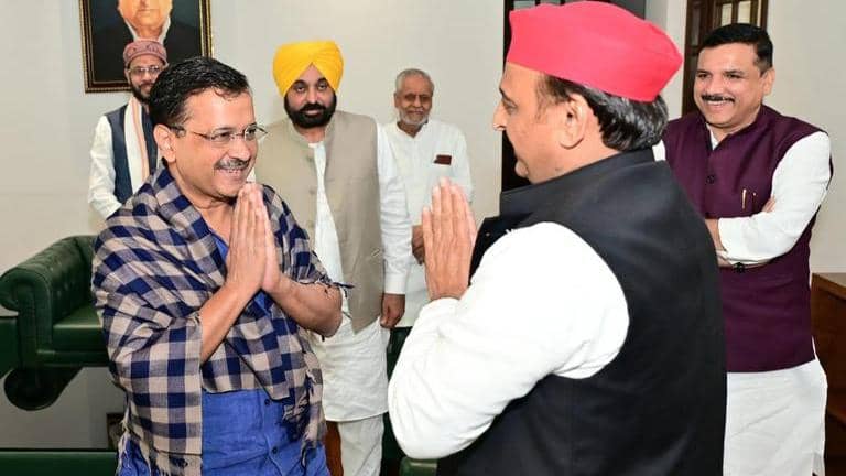 Samajwadi Party chief Akhilesh Yadav announces support to AAP over ...