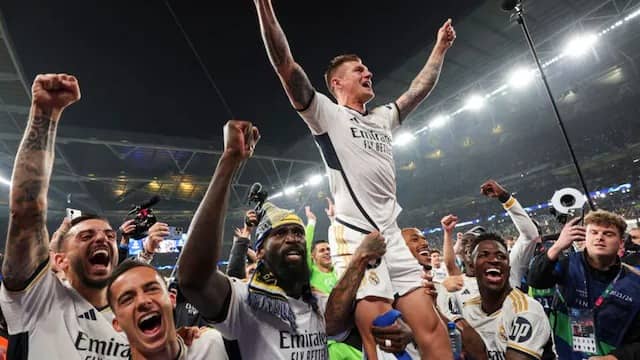 Toni Kroos passes legendary 'No.8' shirt to Real Madrid star in ...