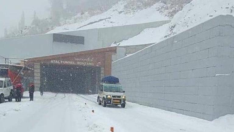 Himachal Pradesh, J&K receive fresh spell of snowfall; unusual whiteout in Atal Tunnel ...