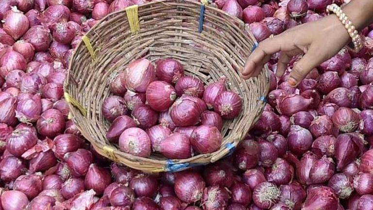 Govt left with 25,000 tonnes buffer stock onion: Nafed | Republic World