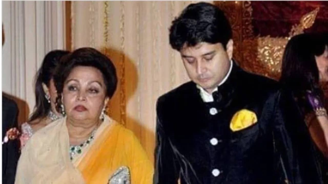Jyotiraditya Scindia's Mother Madhavi Raje Scindia Dies of Pneumonia ...