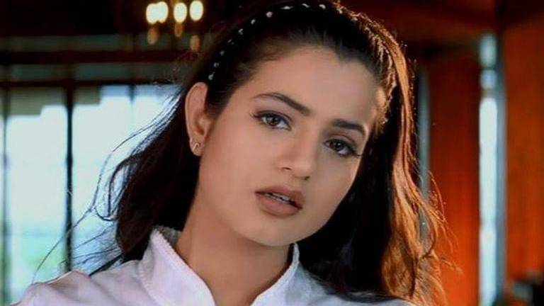 Ameesha Patel surrenders before Ranchi court in cheque bounce case- Republic World