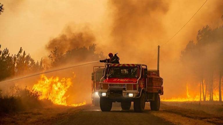Firefighters combat major wildfire in southwestern France | Republic World