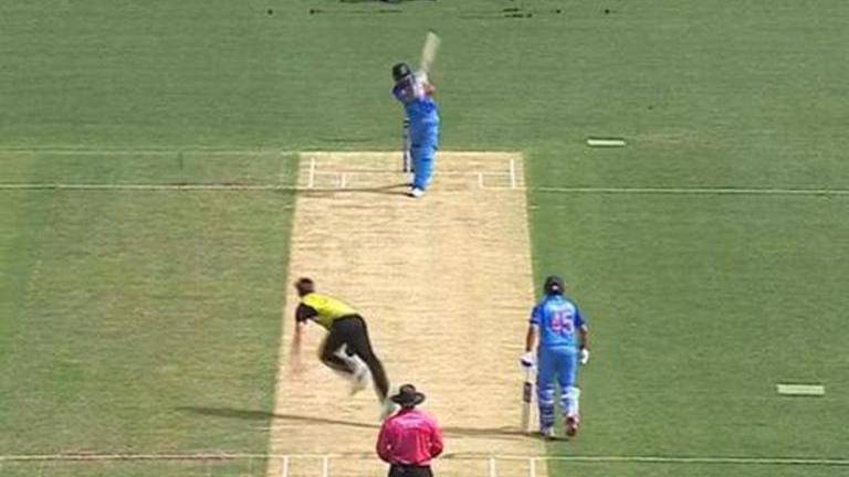 T20 World Cup: KL Rahul brings out MS Dhoni's helicopter shot; Cummins gives deadly reply ...